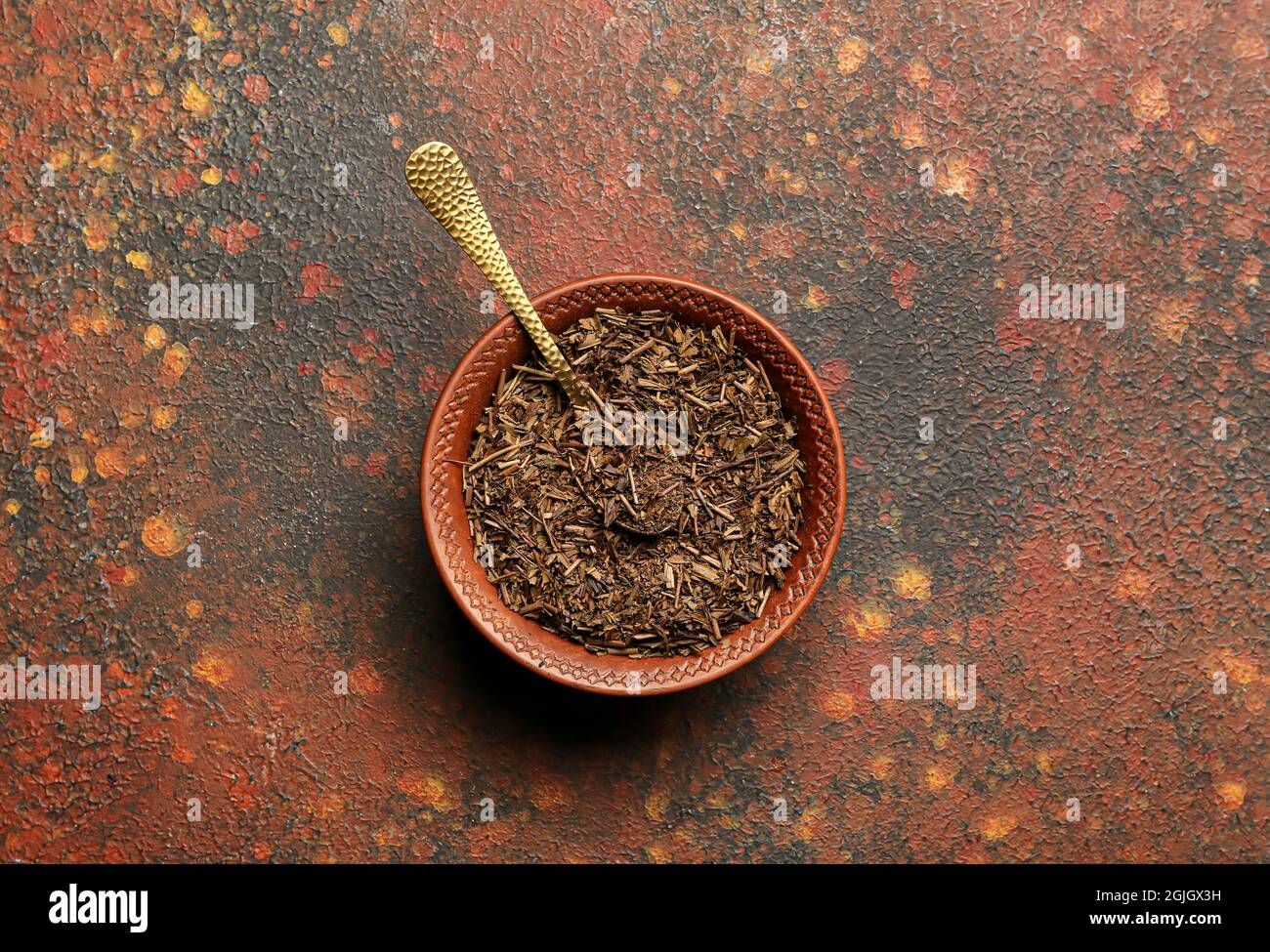 Bowl of dry hojicha green tea on grunge background Stock Photo - Alamy
