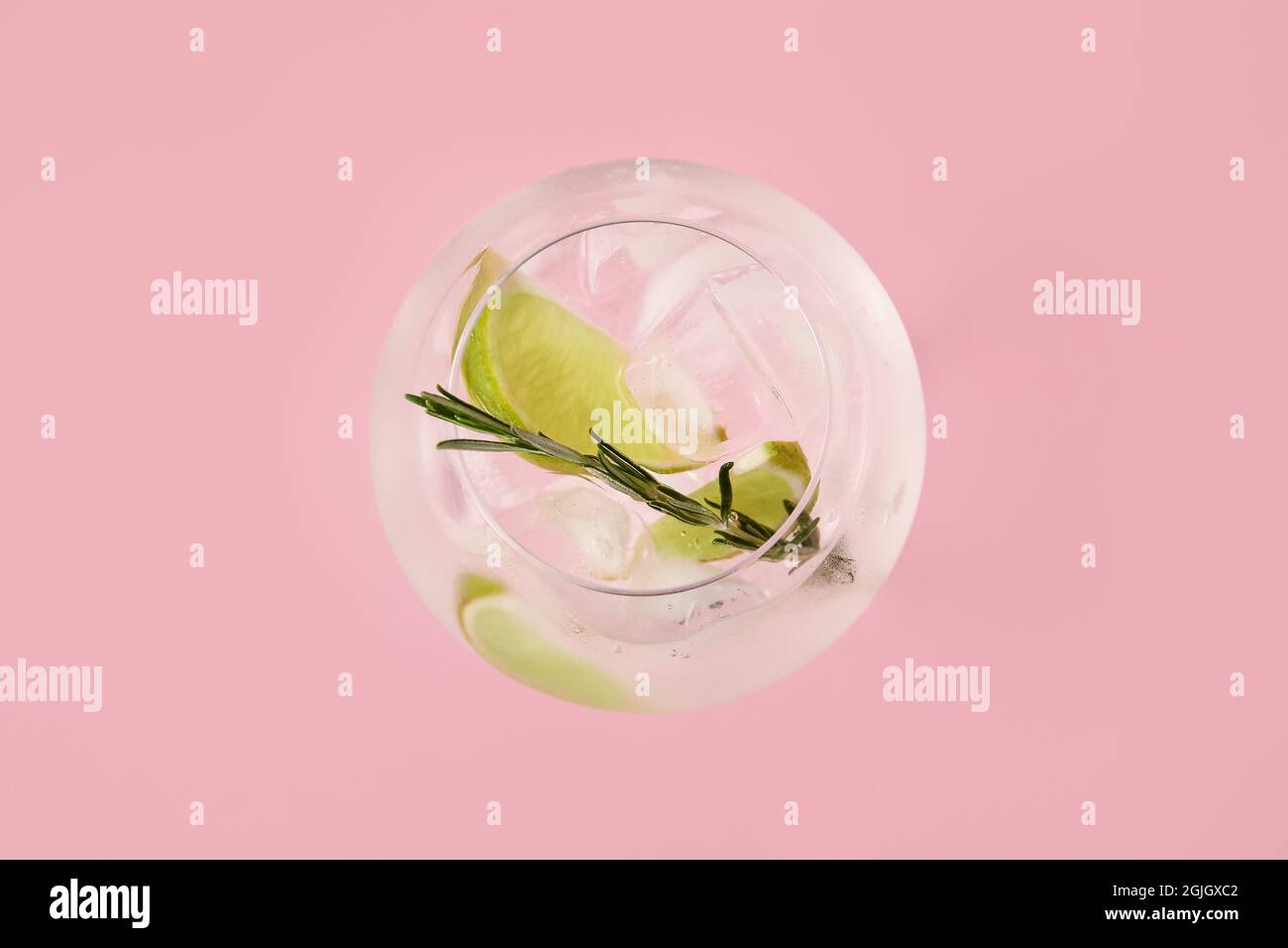 Glass of cold gin and tonic on color background Stock Photo - Alamy