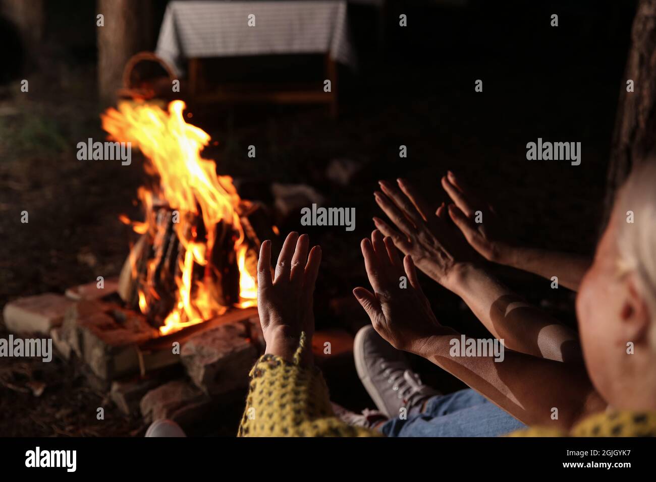 Warming hands by fire hi-res stock photography and images - Alamy