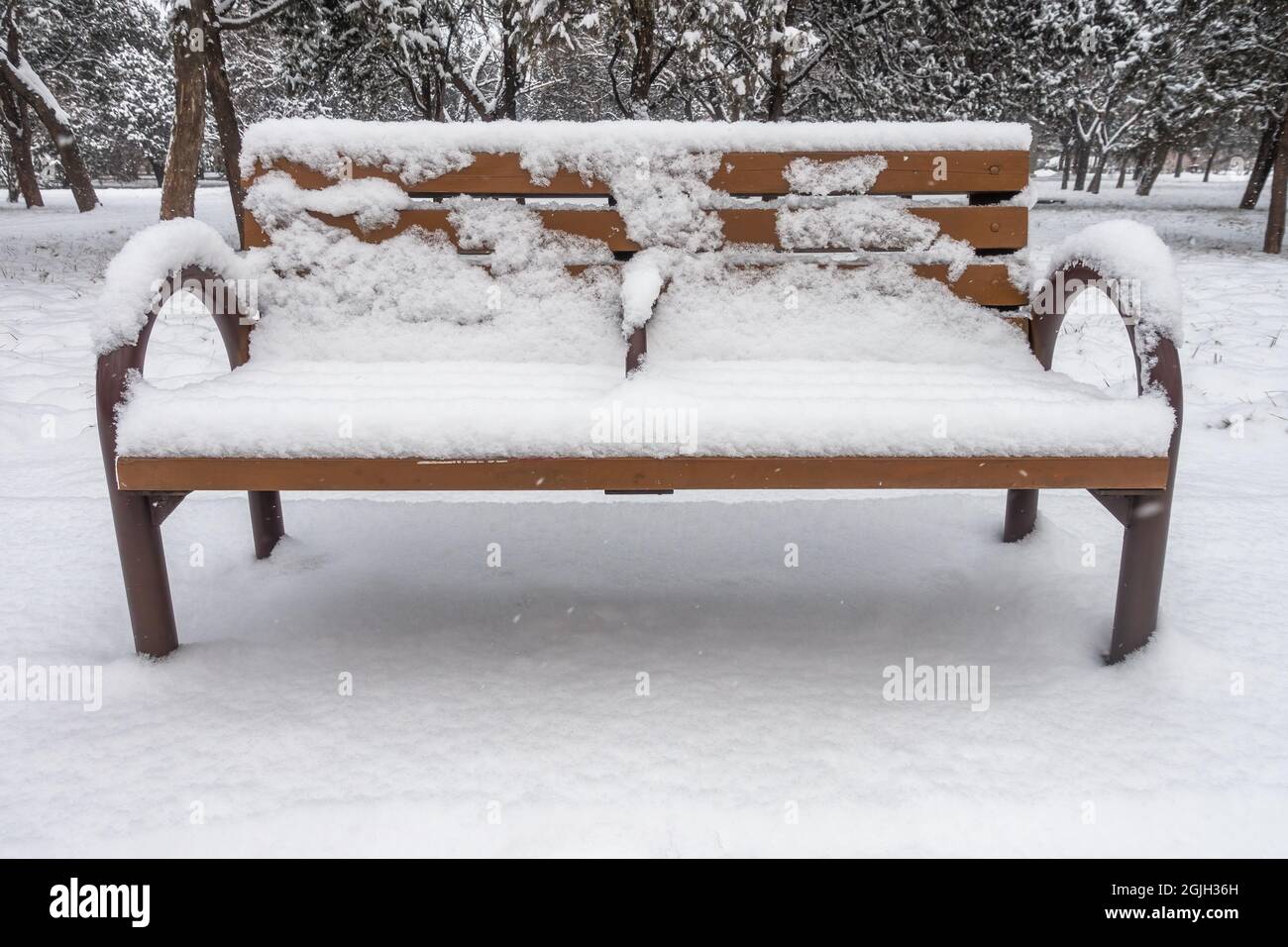 A snowy park bench Stock Photo - Alamy