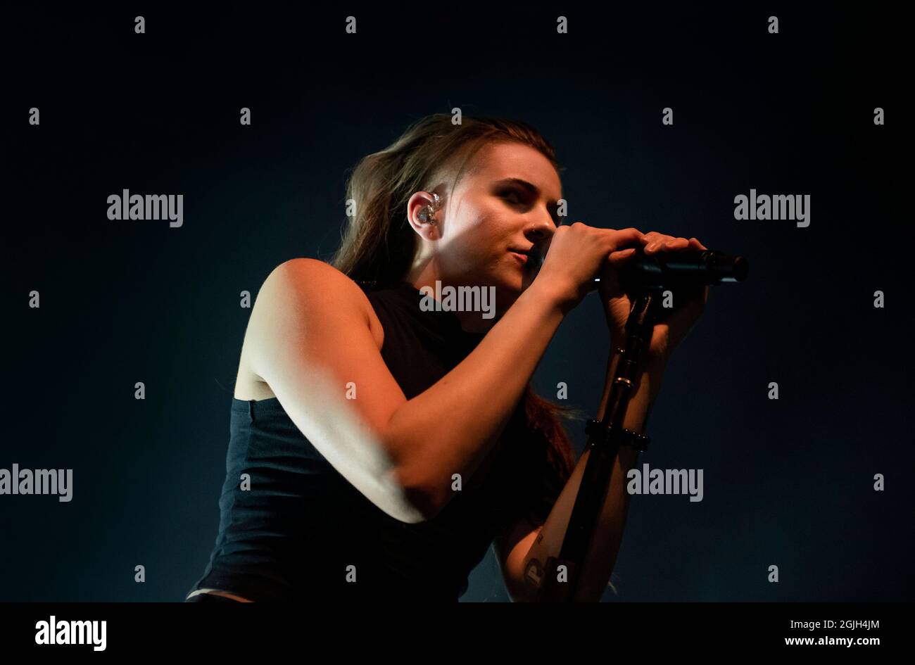 Pop singer concert hi-res stock photography and images - Alamy