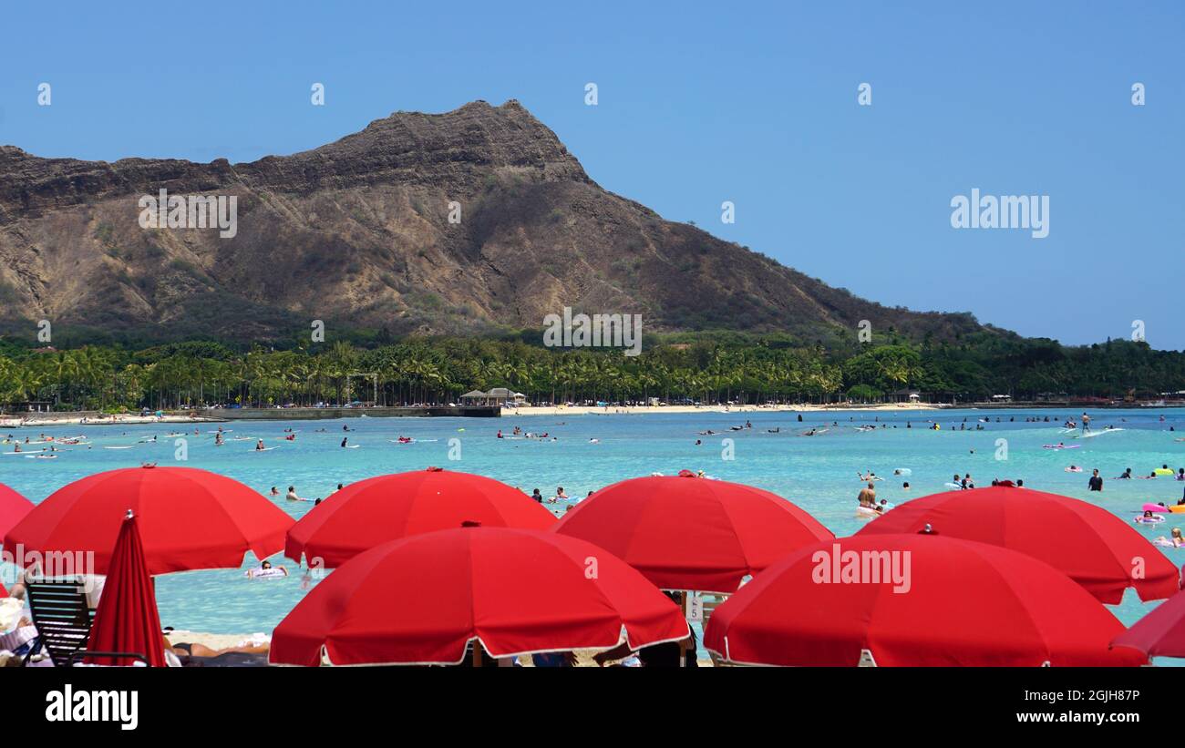 Crowded waikiki beach hi-res stock photography and images - Alamy