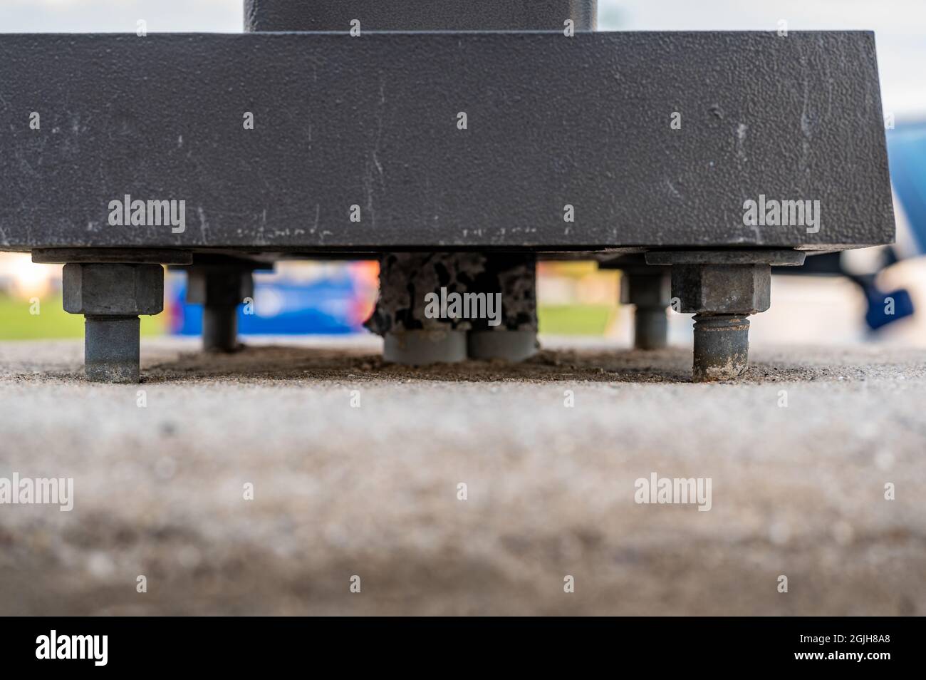 Structural support on concrete with gap to main plate and anchor bolts ...