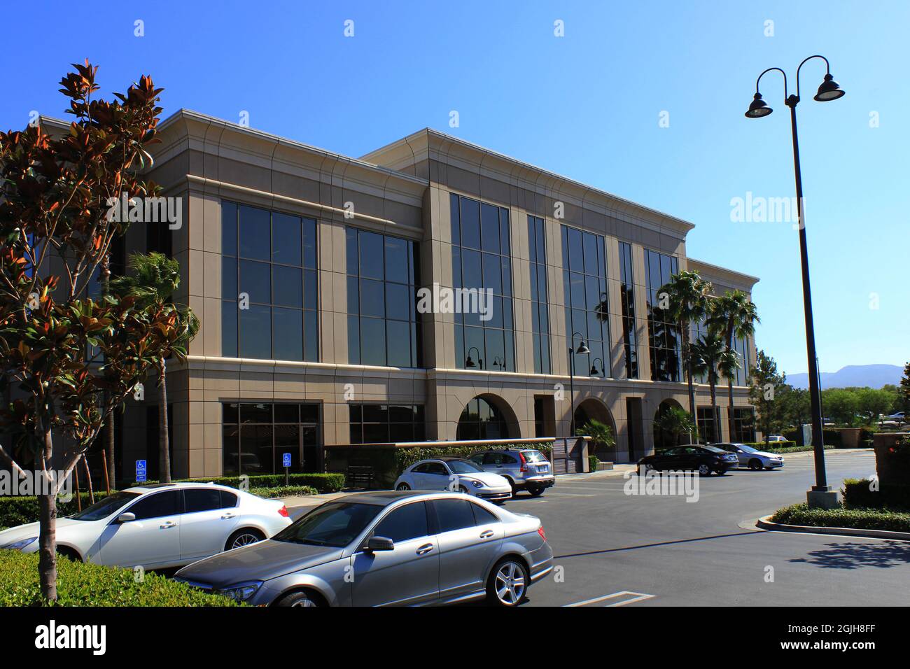 Office building and parking lot hi-res stock photography and images - Alamy