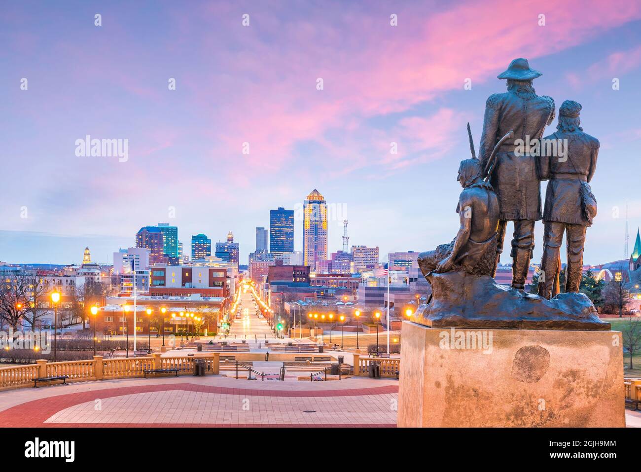 Des Moines Iowa skyline in USA with The Pioneer of the former territory ...