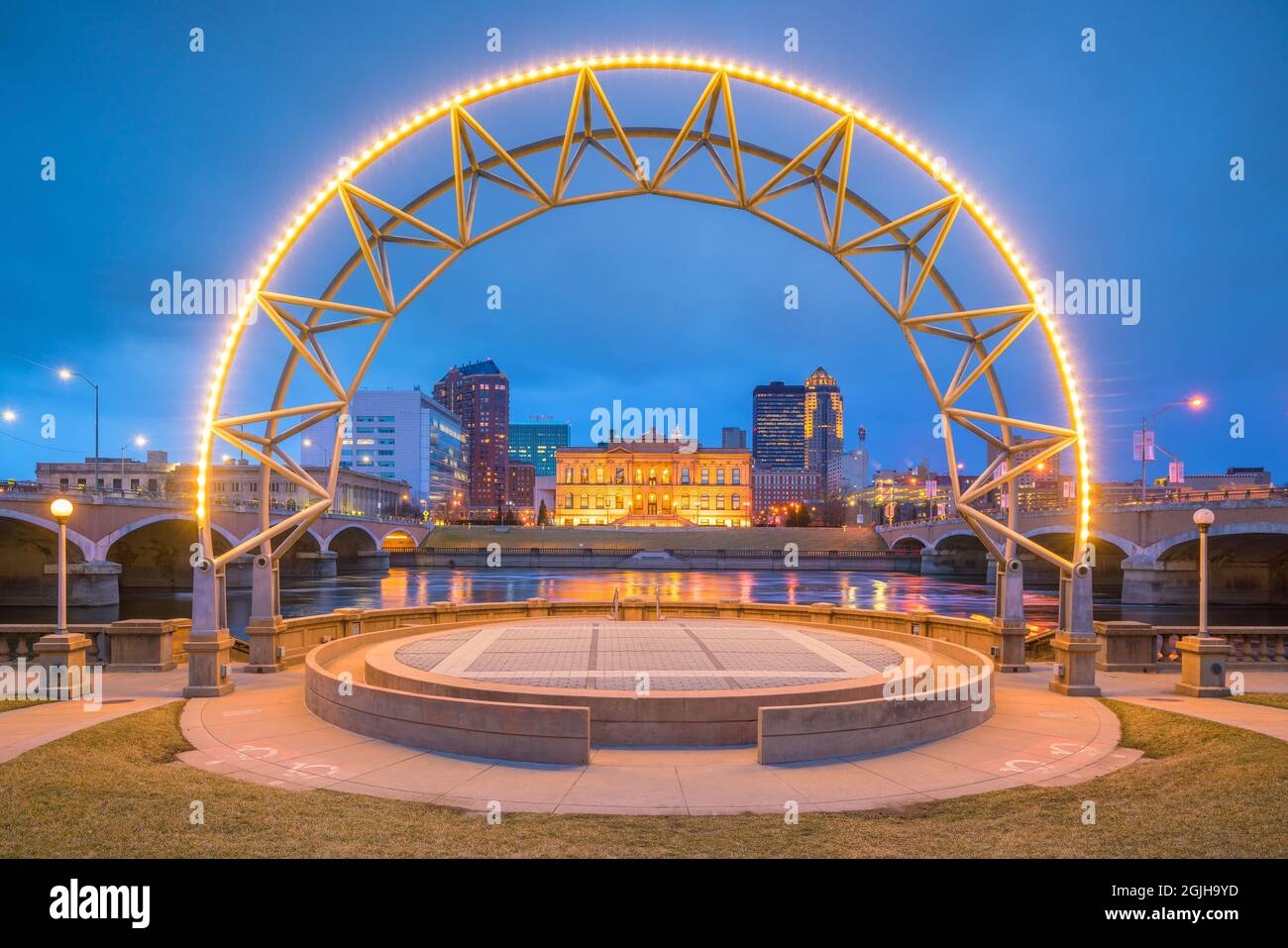 Des moines skyline at night hi-res stock photography and images - Alamy