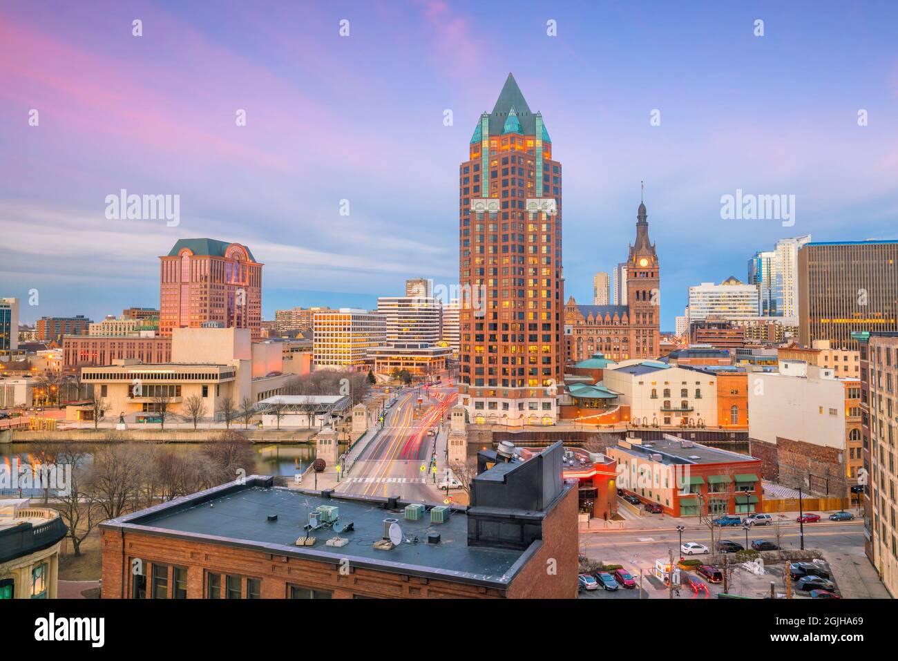 Milwaukee wi downtown night river hi-res stock photography and images ...