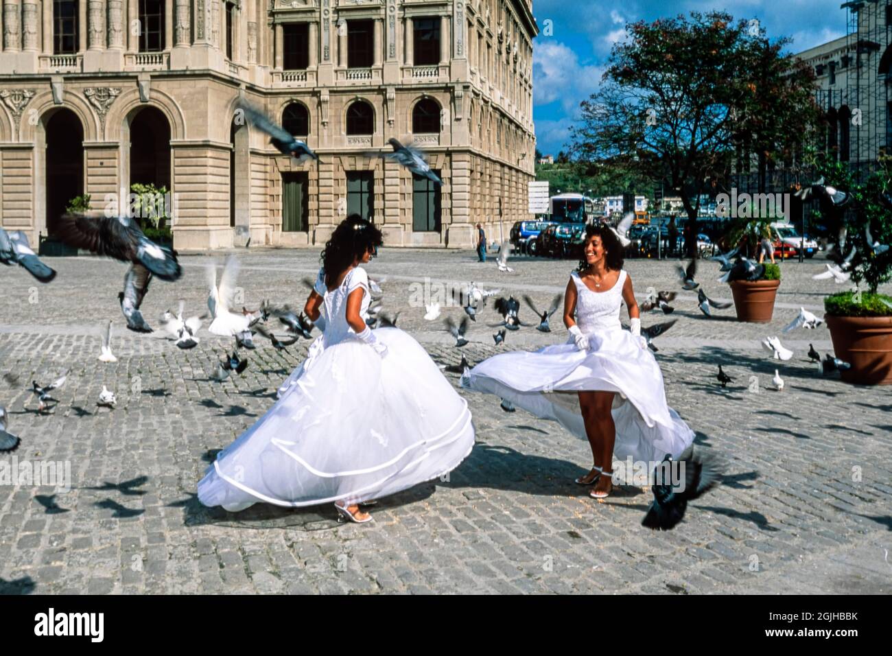 Cuban girls hi-res stock photography and images - Alamy