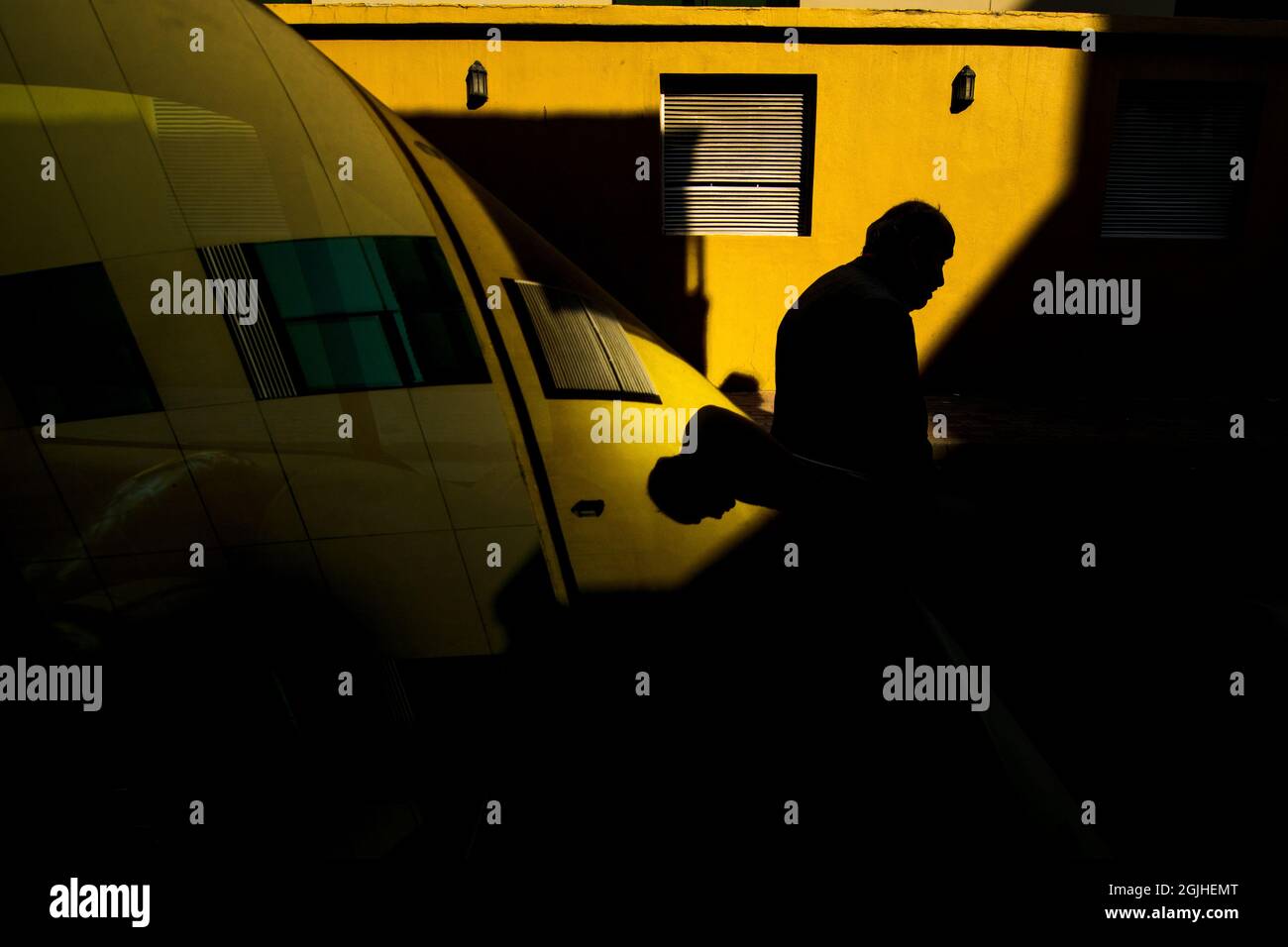 Man standing next to car silhouette hi-res stock photography and images ...