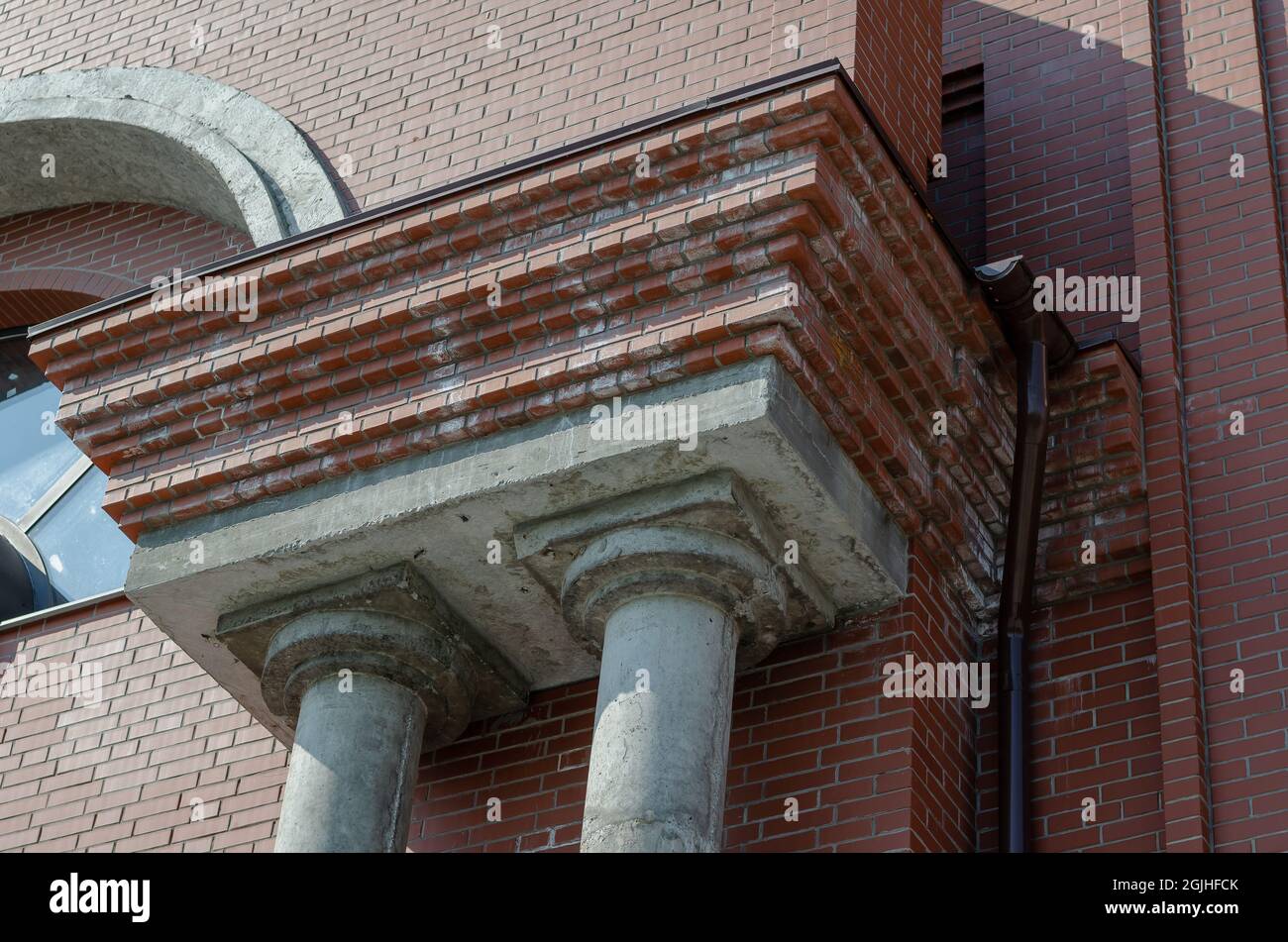 Red brick building with two gray columns. Concrete columns. Drai Stock ...