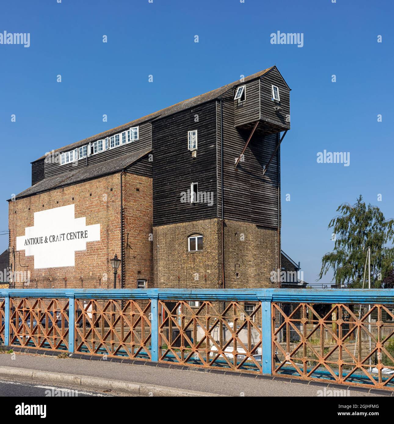 BATTLESBRIDGE, ESSEX, UK - SEPTEMBER 05, 2021: Exterior view of the Old ...