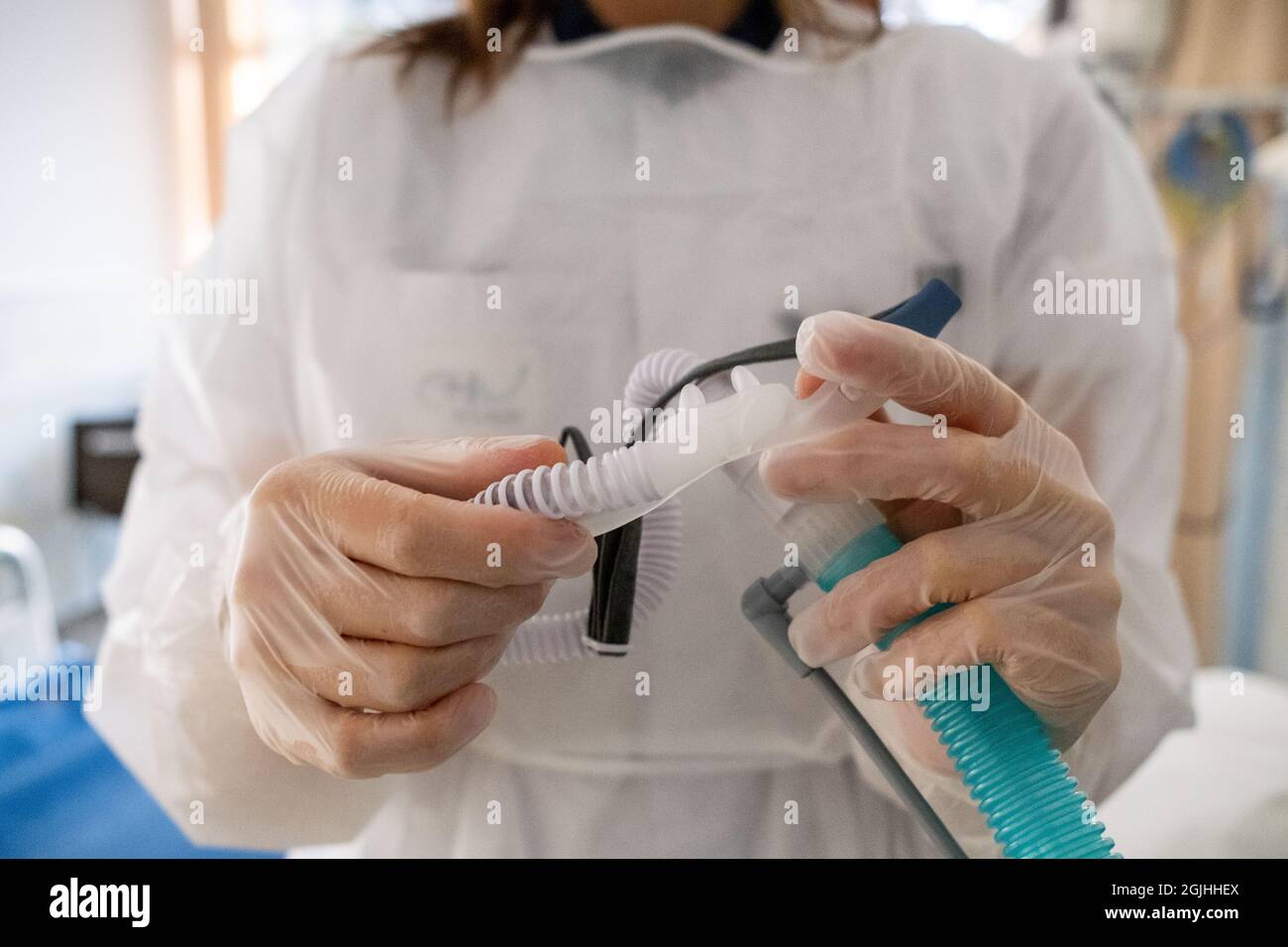 Intensive care unit nurse hi-res stock photography and images - Alamy