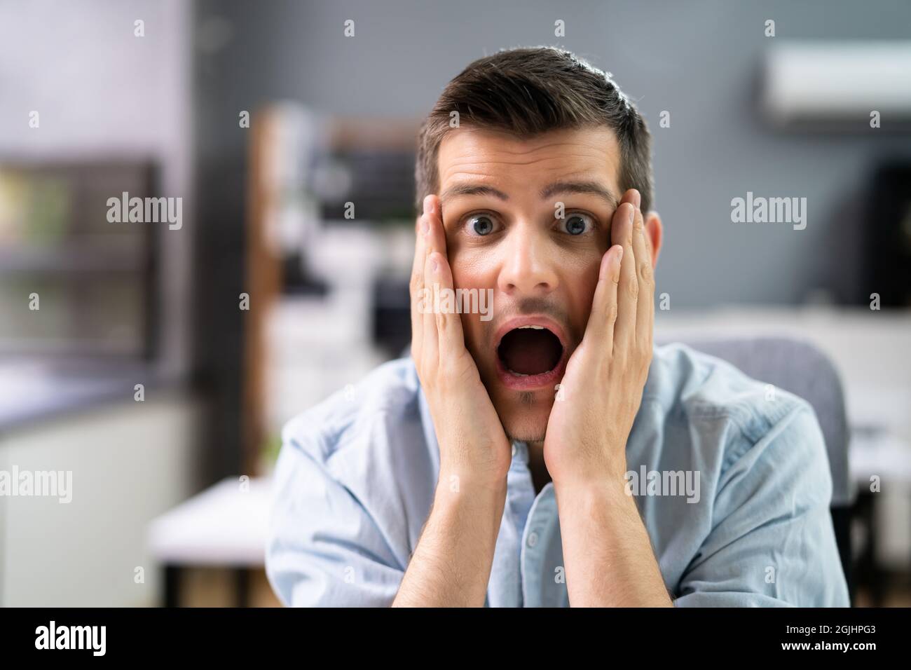 Men smile face expression hi-res stock photography and images - Alamy