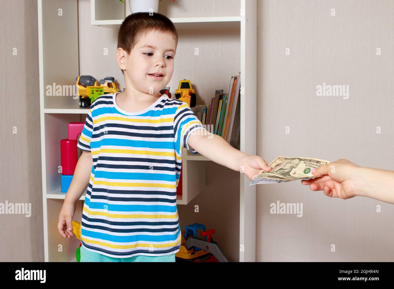 The parent gives the child a 4-year-old son pocket money. Investing ...