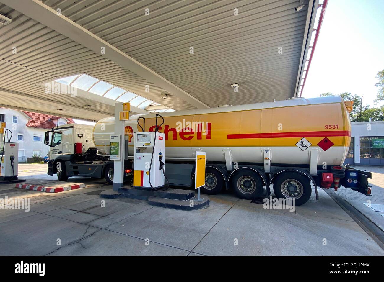 Munich, Germany. 10th Sep, 2021. A tanker truck stands at a Shell ...