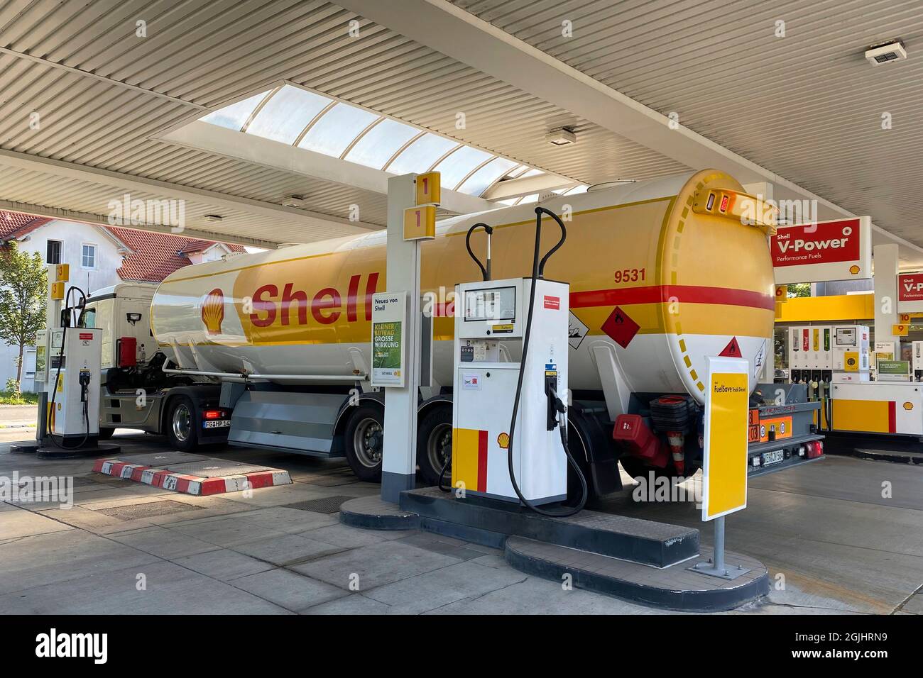 Munich, Germany. 10th Sep, 2021. A tanker truck stands at a Shell ...
