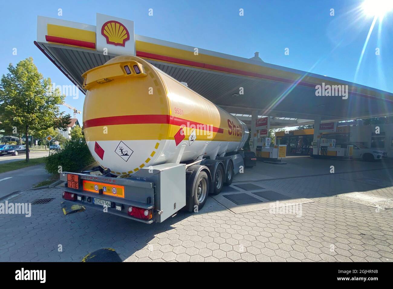 Munich, Germany. 10th Sep, 2021. A tanker truck stands at a Shell ...