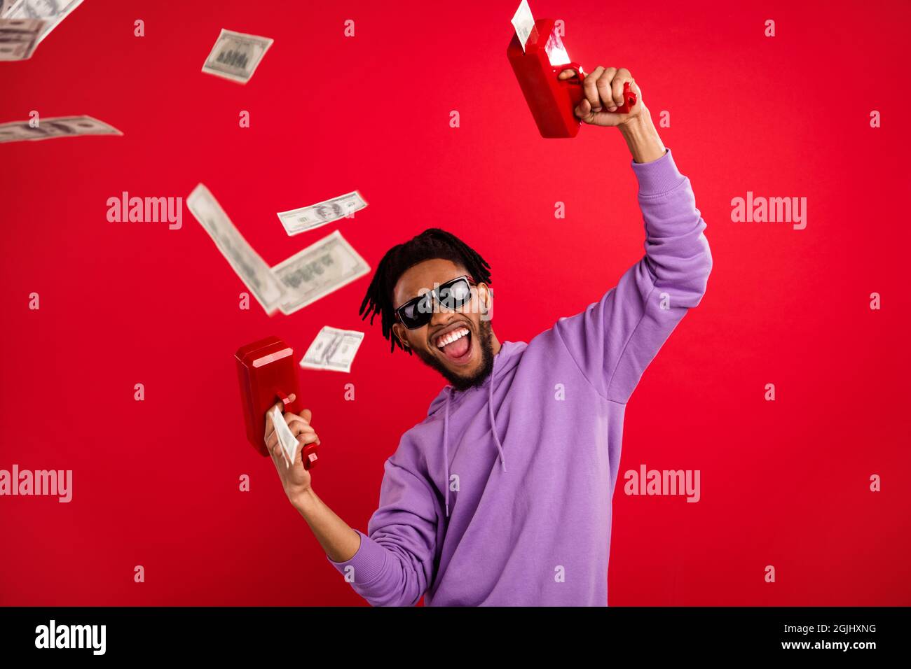 Photo Portrait Man Smiling Wearing Sunglass Shooting Banknotes In Air