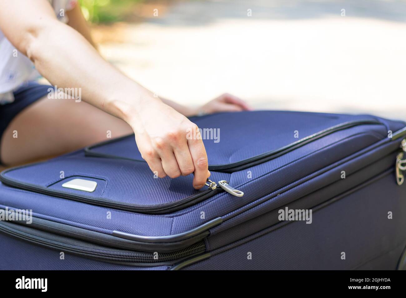 Open suitcase clothing hi-res stock photography and images - Alamy