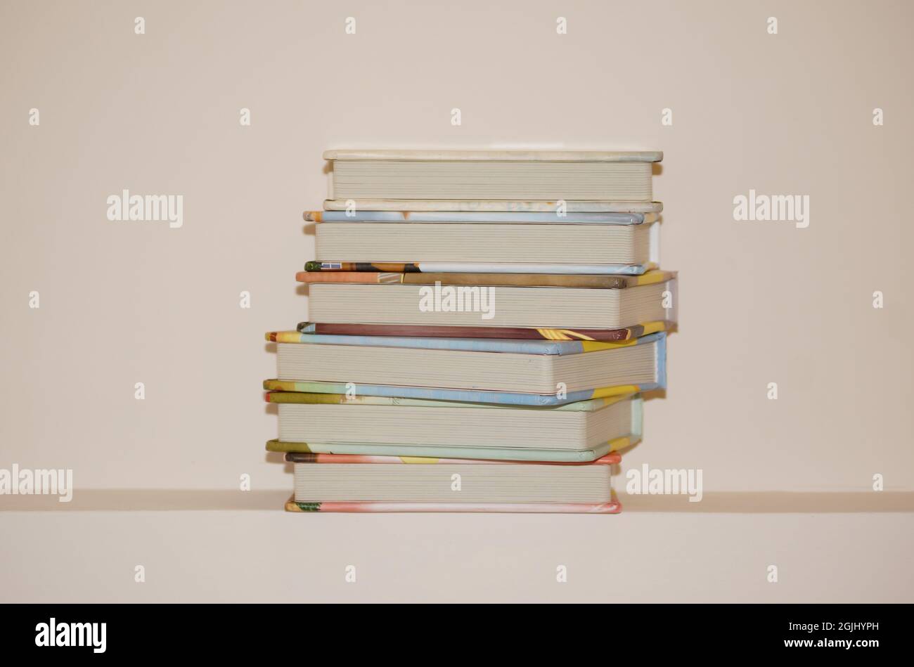 Books pile of hi-res stock photography and images - Alamy