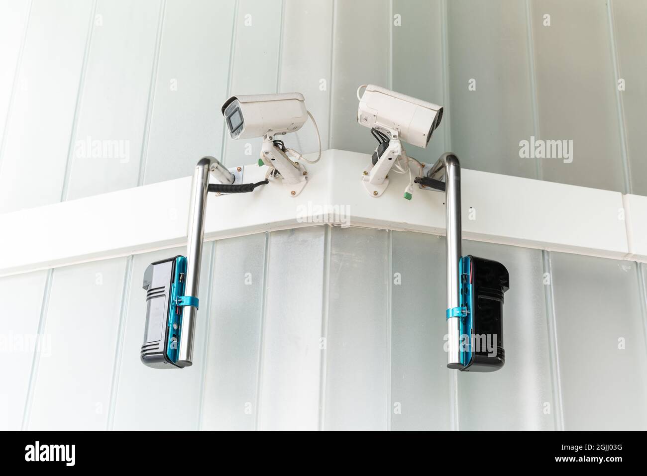 Fitting a security camera hi-res stock photography and images - Alamy