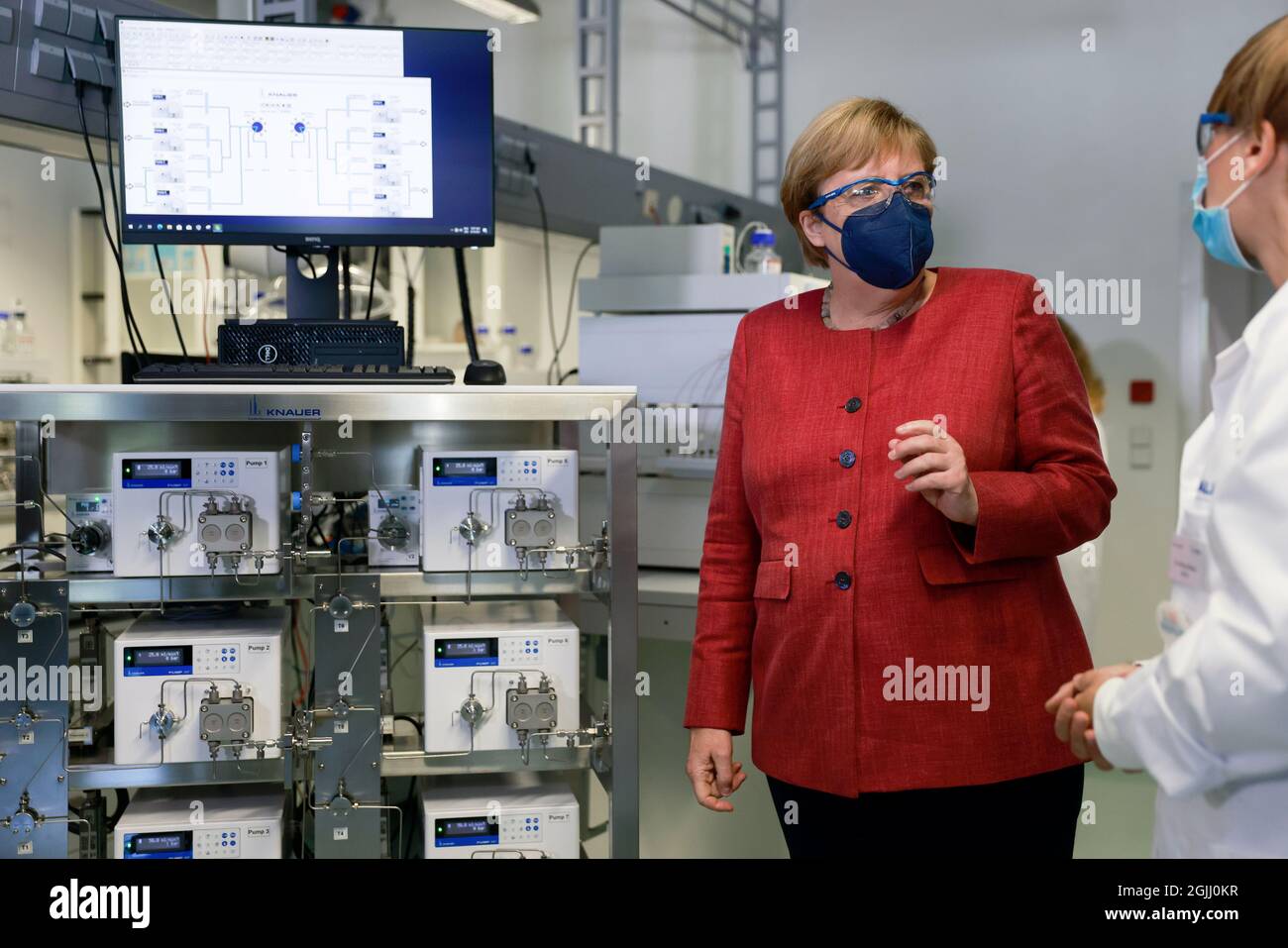 Berlin, Germany. 10th Sep, 2021. German Chancellor Angela Merkel (l ...