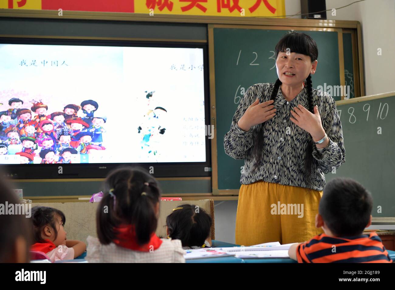 (210910) -- NANCHANG, Sept. 10, 2021 (Xinhua) -- Zhi Yueying teaches ...