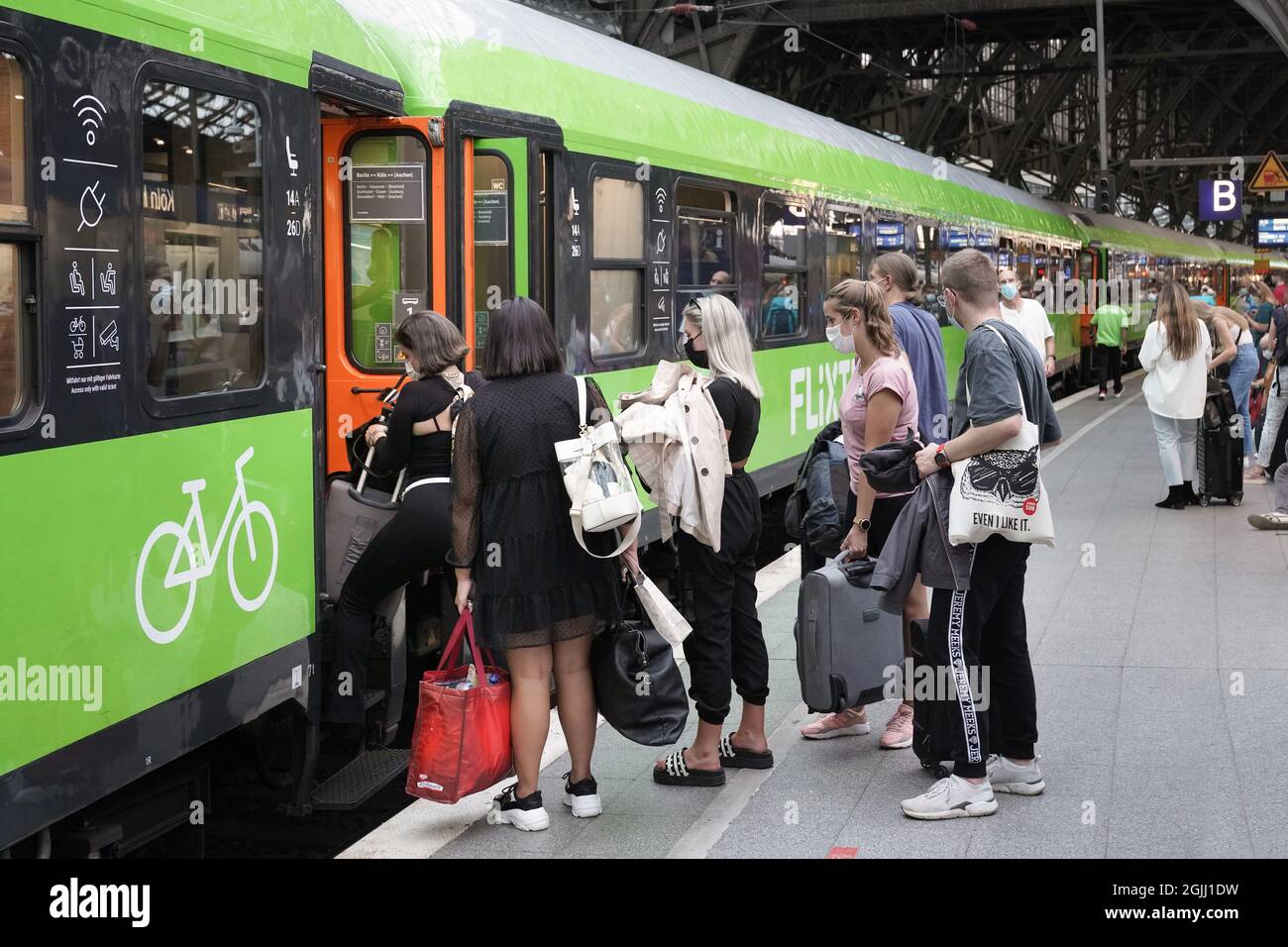 Passagiere auf dem bahnsteig hi-res stock photography and images - Alamy