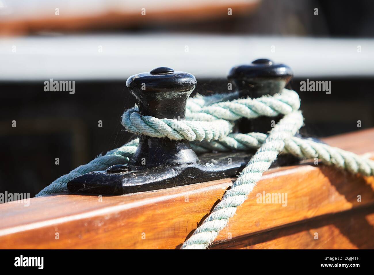 Mooring rope and bollard of old ship Stock Photo - Alamy