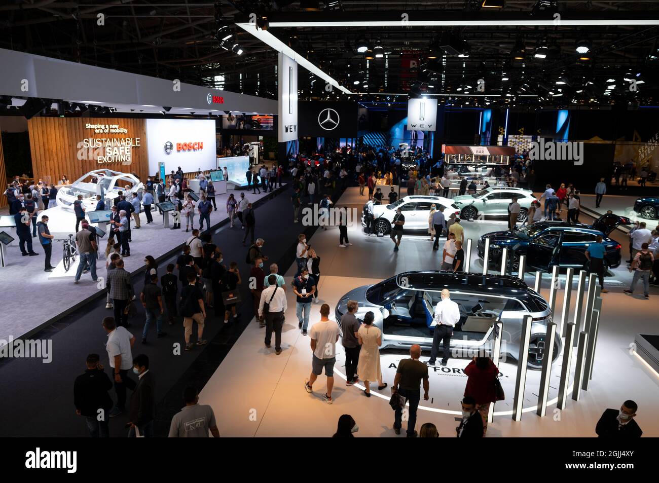 Munich, Germany. 10th Sep, 2021. Trade fair visitors look at the booths ...