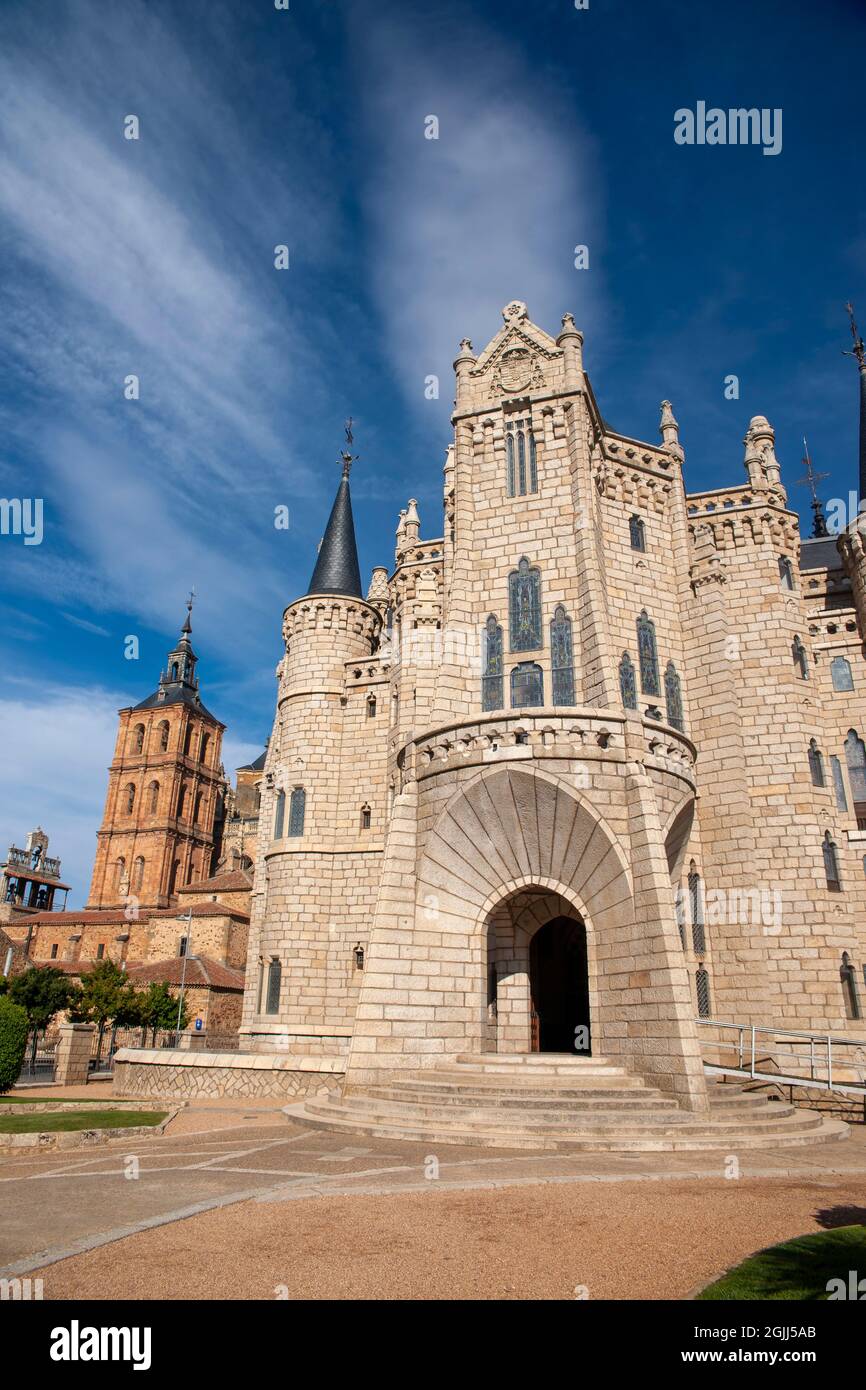 Gaudí castle astorga castilla león hi-res stock photography and images ...