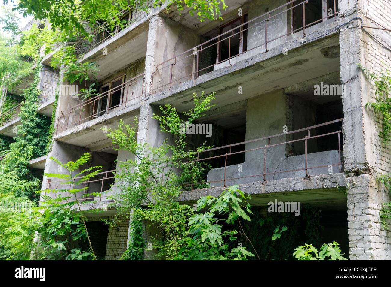 High overgrown ruin hi-res stock photography and images - Alamy