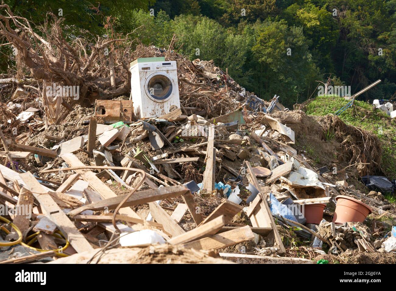 Destroyed washing machine hi-res stock photography and images - Alamy