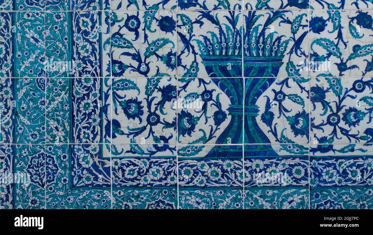 Traditional arabic wallpaper with seamless patterns Stock Photo - Alamy