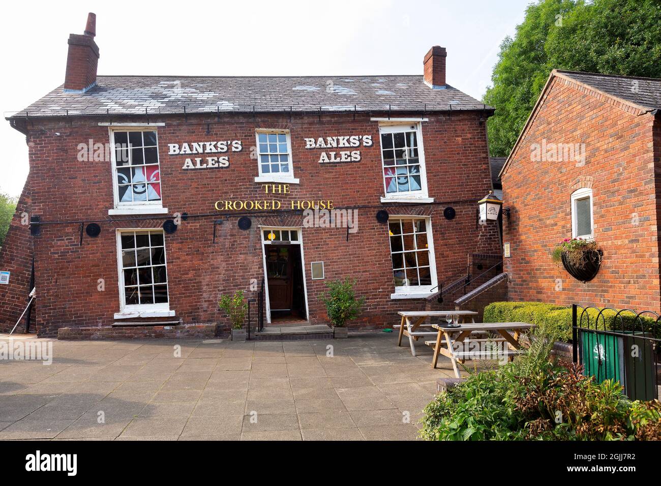 The UK’s quirkiest pub The Crooked House in Himley, Dudley which opened ...