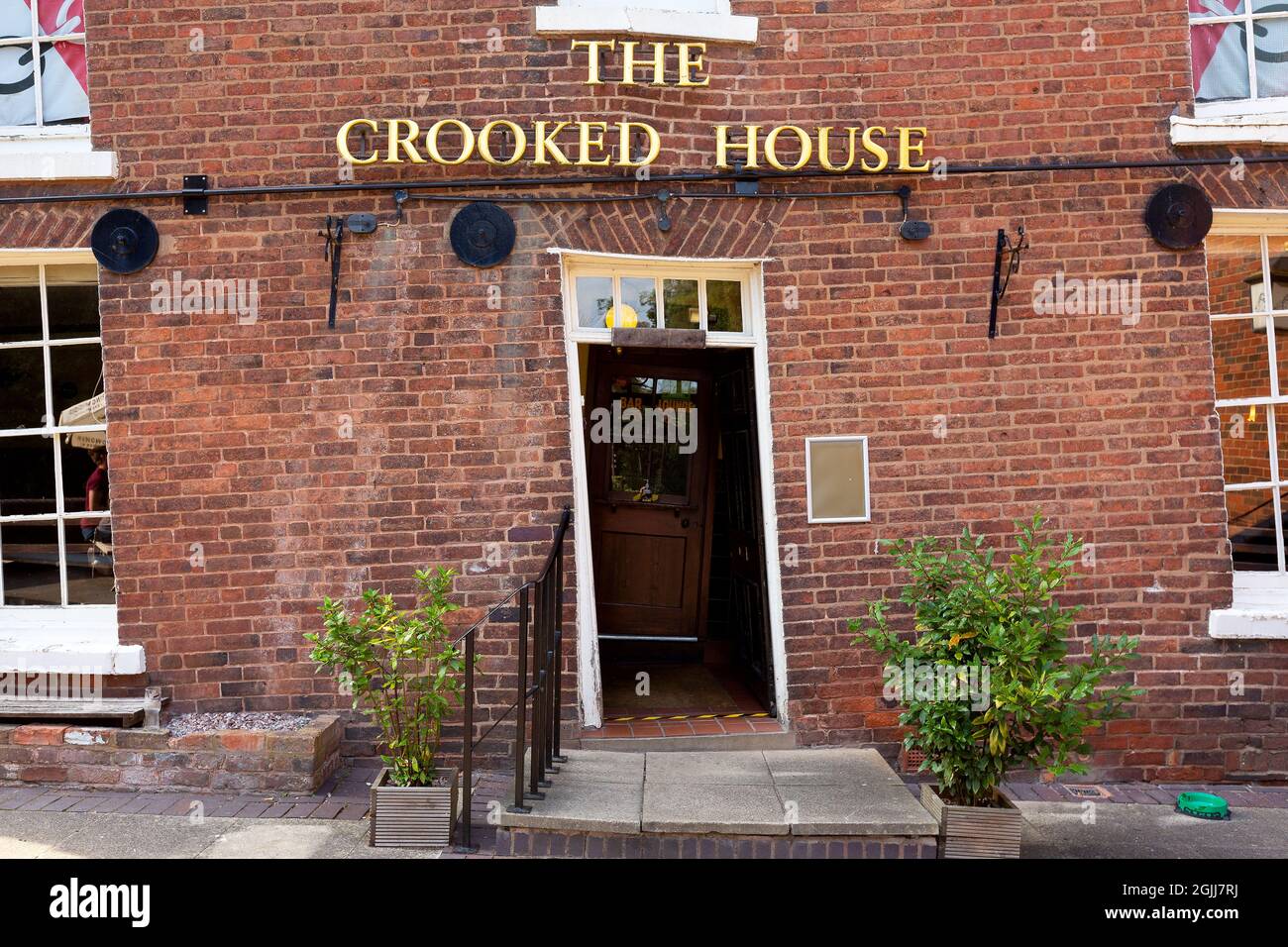 The UK’s quirkiest pub The Crooked House in Himley, Dudley which opened ...