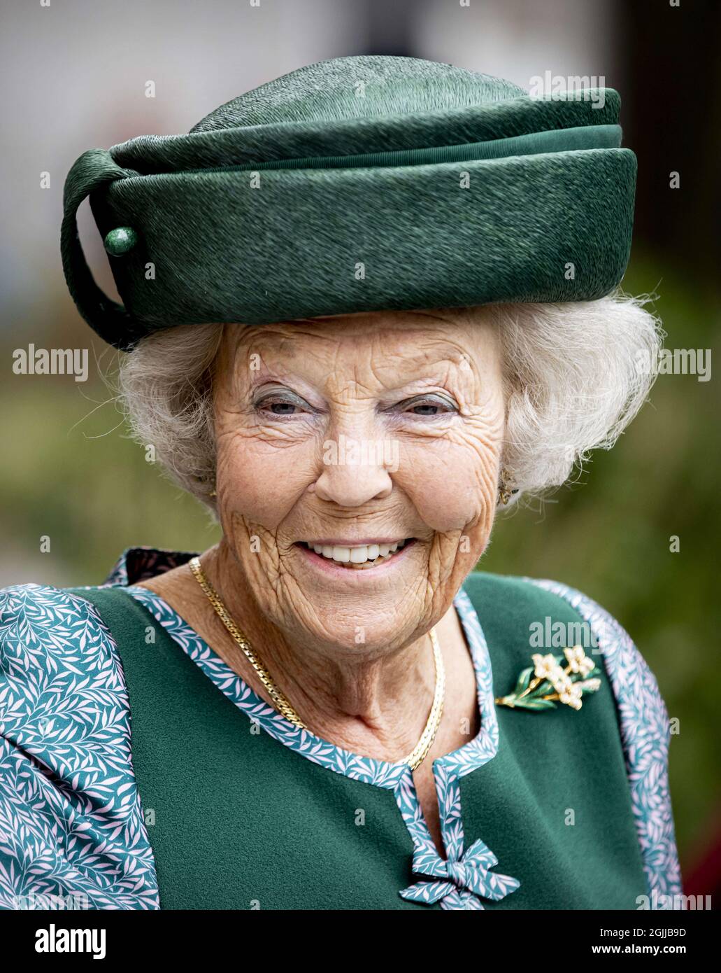 Princess Beatrix unveils the Peace and Reconciliation stained glass ...