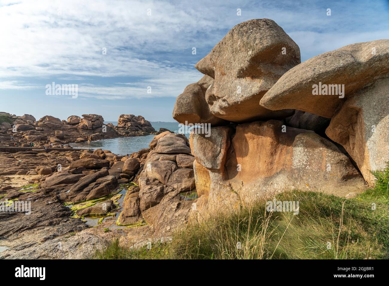 Die Felsen der rosa Granitküste Côte de Granit Rose bei Ploumanac'h ...