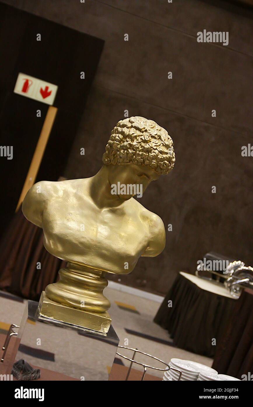 Man male profile bust sculpture hi-res stock photography and images - Alamy