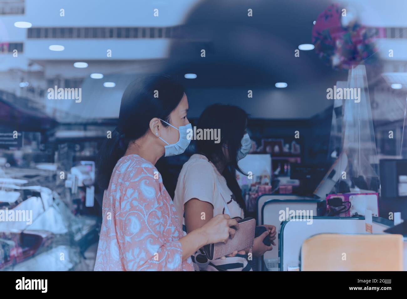 Cashier counter hi-res stock photography and images - Alamy