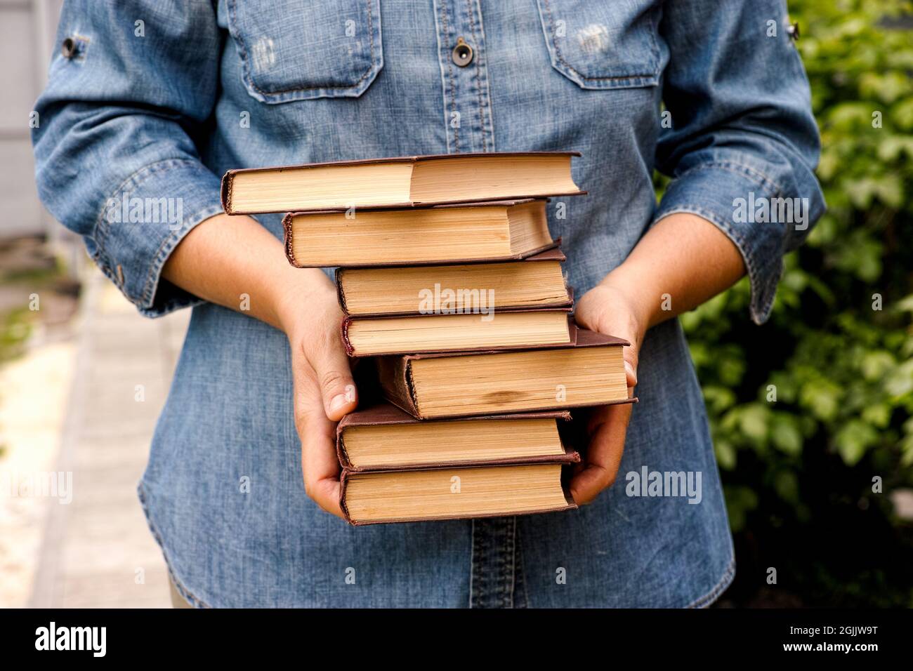 Stack book outdoors hi-res stock photography and images - Alamy