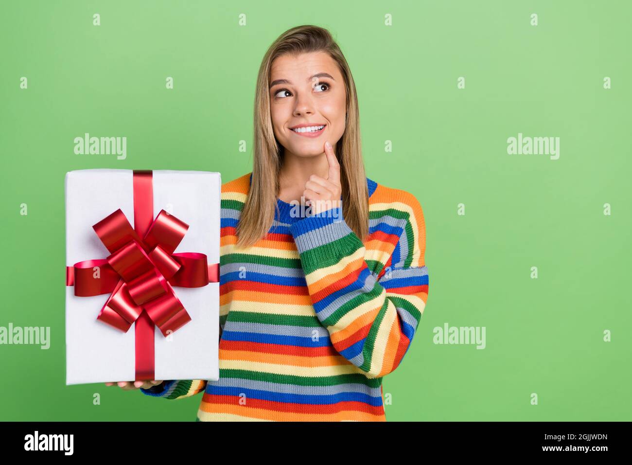 Photo portrait girl keeping present box smiling at birthday party ...
