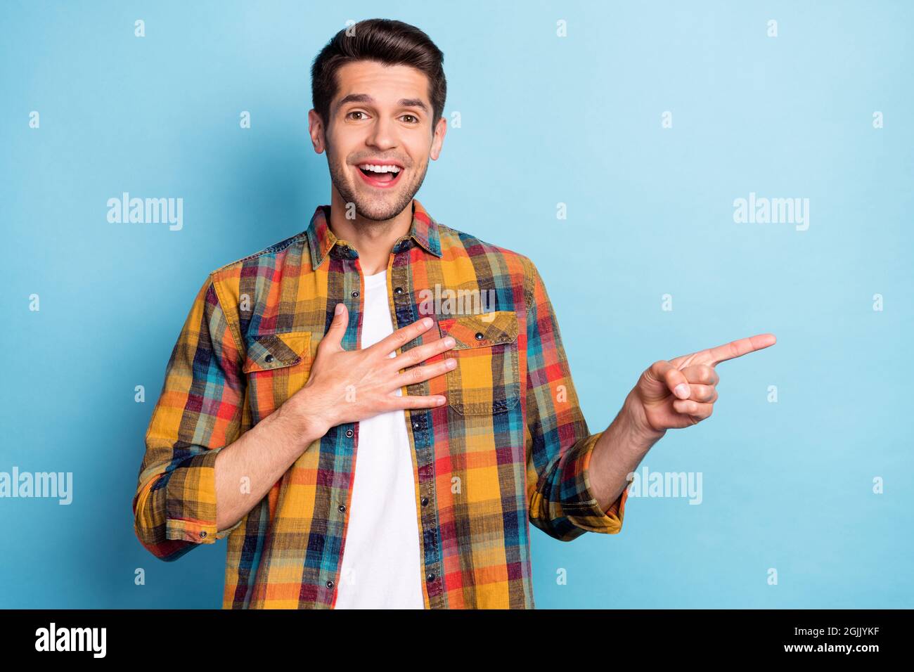 Portrait of attractive cheerful amazed guy demonstrating copy space ad ...