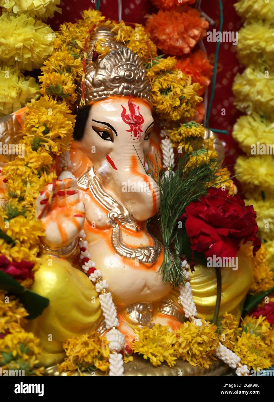 Lord ganesha statue flower garland hi-res stock photography and images ...