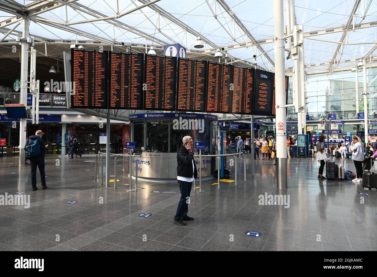 Manchester piccadilly train station sign hi-res stock photography and ...