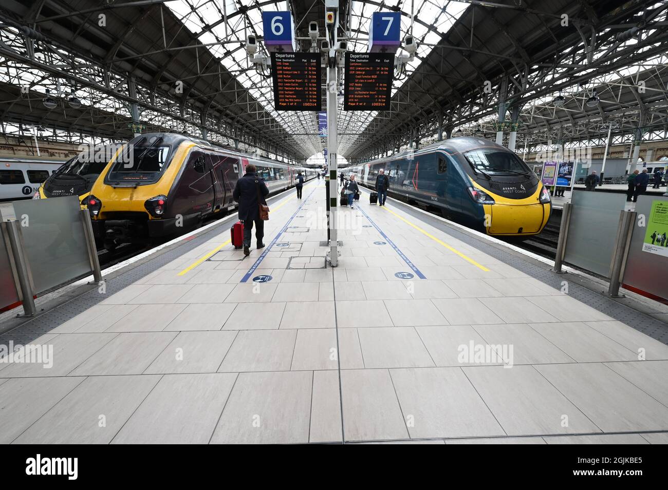 Talking to rail staff hi-res stock photography and images - Alamy