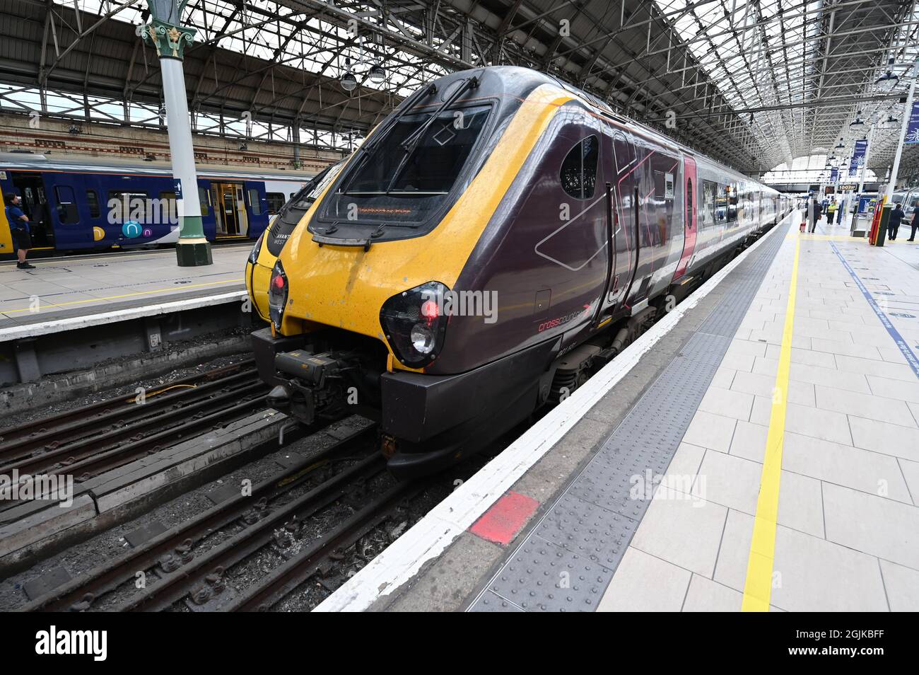Passenger train inside Manchester Piccadilly station Stock Photo - Alamy