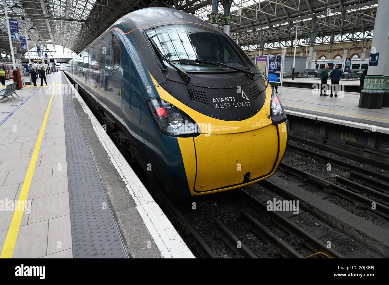 Passenger train inside Manchester Piccadilly station Stock Photo - Alamy