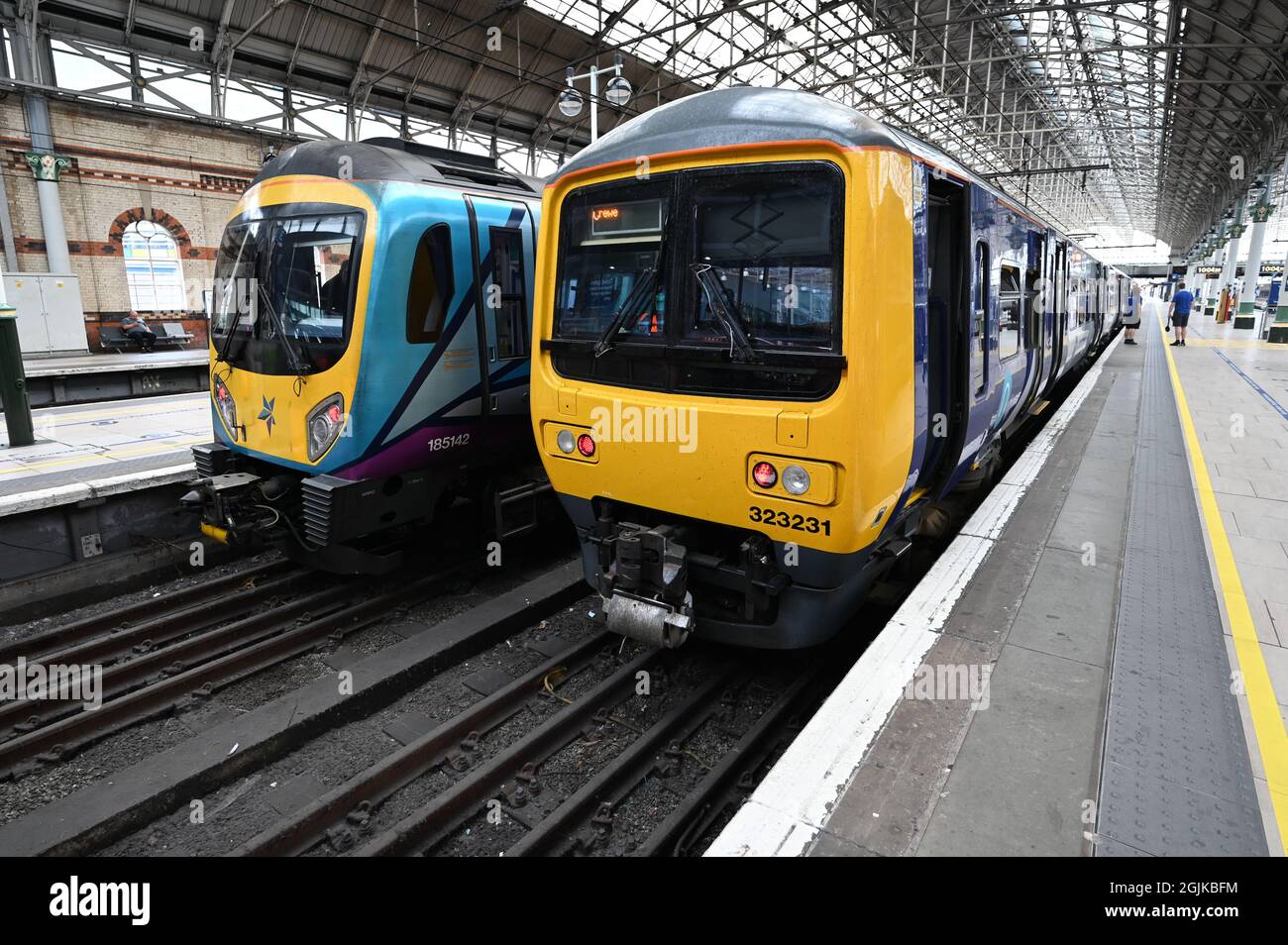 Passenger train inside Manchester Piccadilly station Stock Photo - Alamy