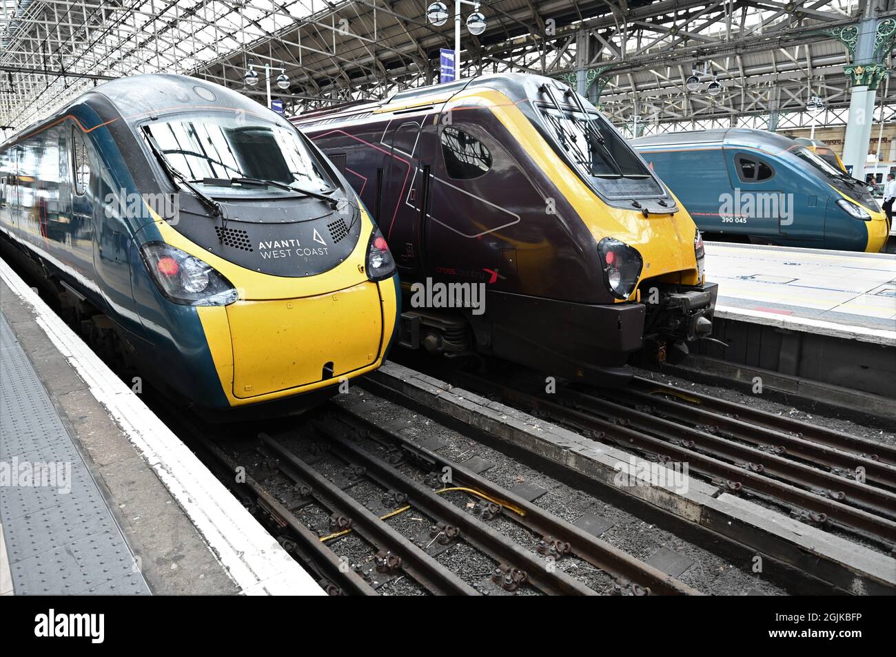 Passenger train inside Manchester Piccadilly station Stock Photo - Alamy